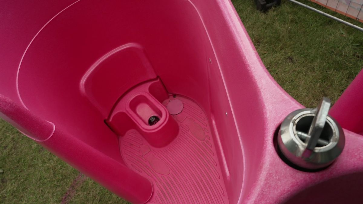 Kieler Woche präsentiert pinke Neuheit! Frauen-Urinal Lapee verspricht: kein Warten mehr in der ...